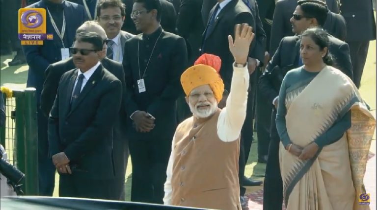 modi-waving-hand - HindiKiDuniyacom